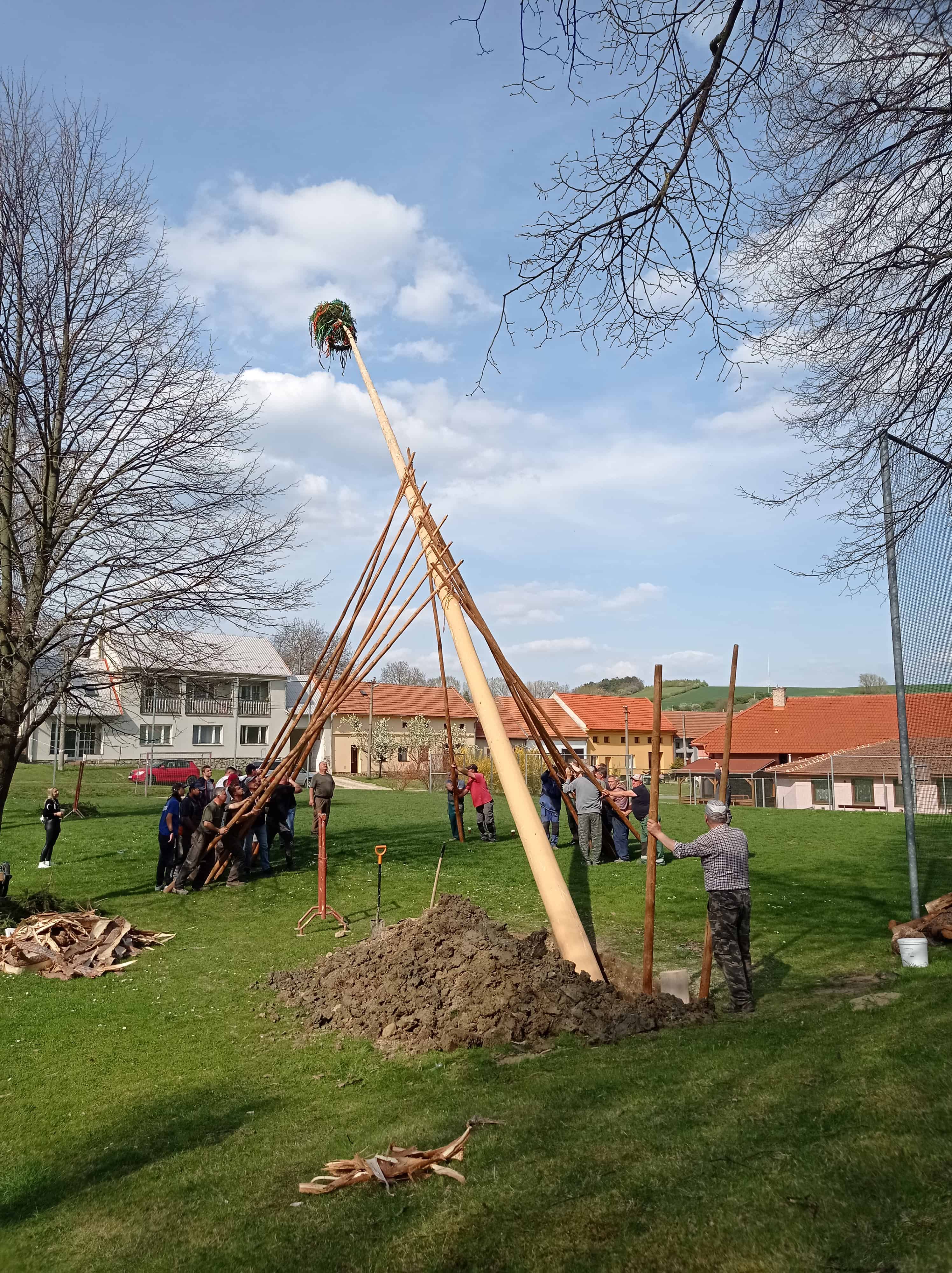 Máje - welcoming the spring with the traditional Maypole (video ...