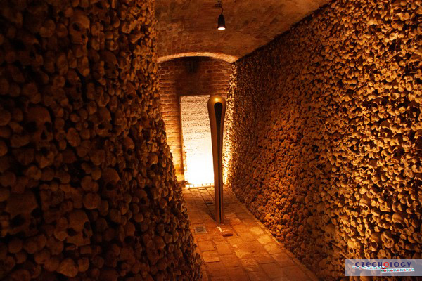 Brno Underground: Ossuary - Czechology